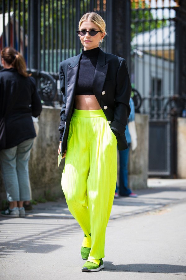 Ma tenue seconde main en denim et néon – The Color Fashionista